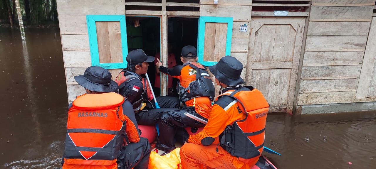 Lakukan Evakuasi Exstrim, Tim Gabungan Terobos Kawasan Banjir di Trumon - Akurat Mengabarkan